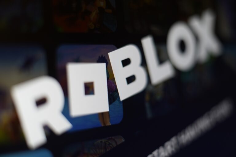 Roblox Sextortion Lawsuit Alleges Teen Committed Suicide After Being ...